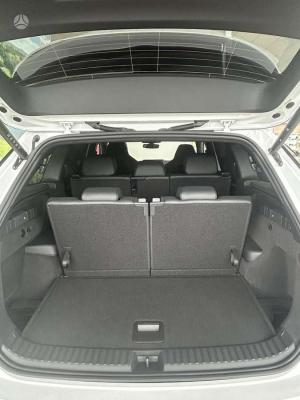 White Skoda Kodiaq 2025 in Alytus, with an engine capacity of 1.50 L and mileage of 0 thousand km for 42900 €, photo 11 on AUTOMOTO.COM.LV