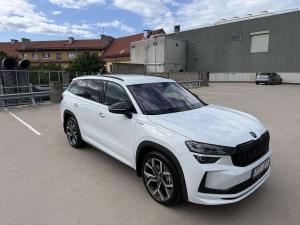 Balts Skoda Kodiaq 2025 Tallina, ar dzinēja tilpumu 1.50 L un nobraukumu 9 tūkst. km par 41140 €, foto  vietnē AUTOMOTO.COM.LV