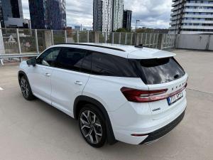 Balts Skoda Kodiaq 2025 Tallina, ar dzinēja tilpumu 1.50 L un nobraukumu 9 tūkst. km par 41140 €, foto 3 vietnē AUTOMOTO.COM.LV
