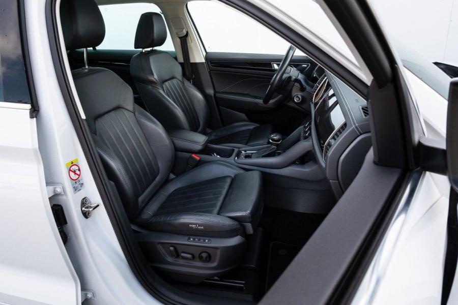 White Skoda Kodiaq 2023 in Riga, with an engine capacity of 2.00 L and mileage of 146 thousand km for 29500 €, photo 7 on AUTOMOTO.COM.LV