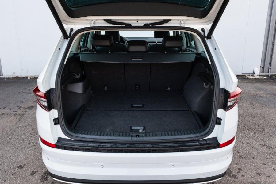 White Skoda Kodiaq 2023 in Riga, with an engine capacity of 2.00 L and mileage of 146 thousand km for 29500 €, photo 9 on AUTOMOTO.COM.LV