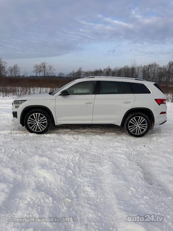 Белый Шкода Kodiaq 2023 в Нарва, объемом двигателя 2.00 л и пробегом 37 тыс. км за 39800 €, фото 2 на AUTOMOTO.COM.LV
