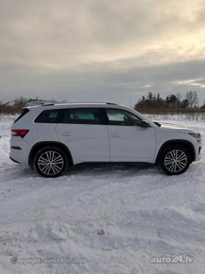 White Skoda Kodiaq 2023 in Narva, with an engine capacity of 2.00 L and mileage of 37 thousand km for 39800 €, photo 6 on AUTOMOTO.COM.LV