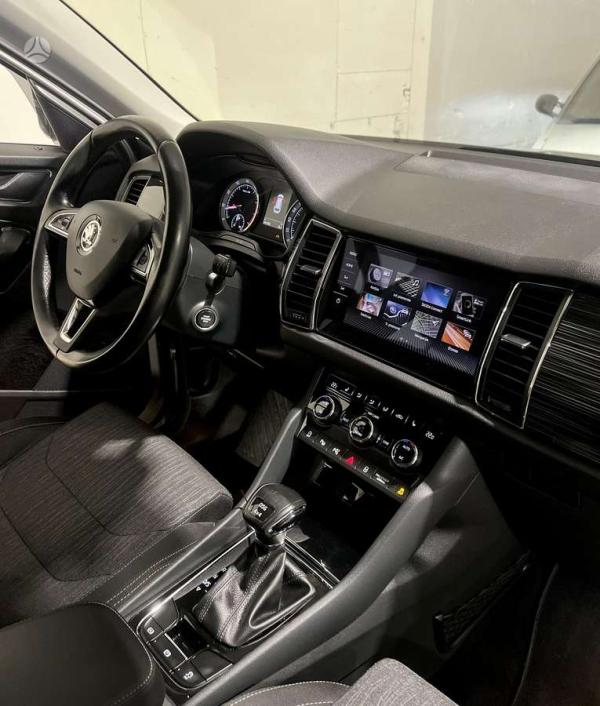 Skoda Kodiaq 2017 in Klaipeda on AUTOMOTO.COM.LV Yellow Skoda Kodiaq 2017 in Klaipeda, with an engine capacity of 1.98 L and mileage of 165 thousand km for 17999 €, photo 3 on AUTOMOTO.COM.LV