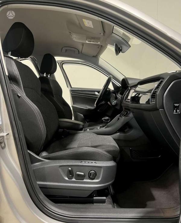 Skoda Kodiaq 2017 in Klaipeda on AUTOMOTO.COM.LV Yellow Skoda Kodiaq 2017 in Klaipeda, with an engine capacity of 1.98 L and mileage of 165 thousand km for 17999 €, photo 11 on AUTOMOTO.COM.LV