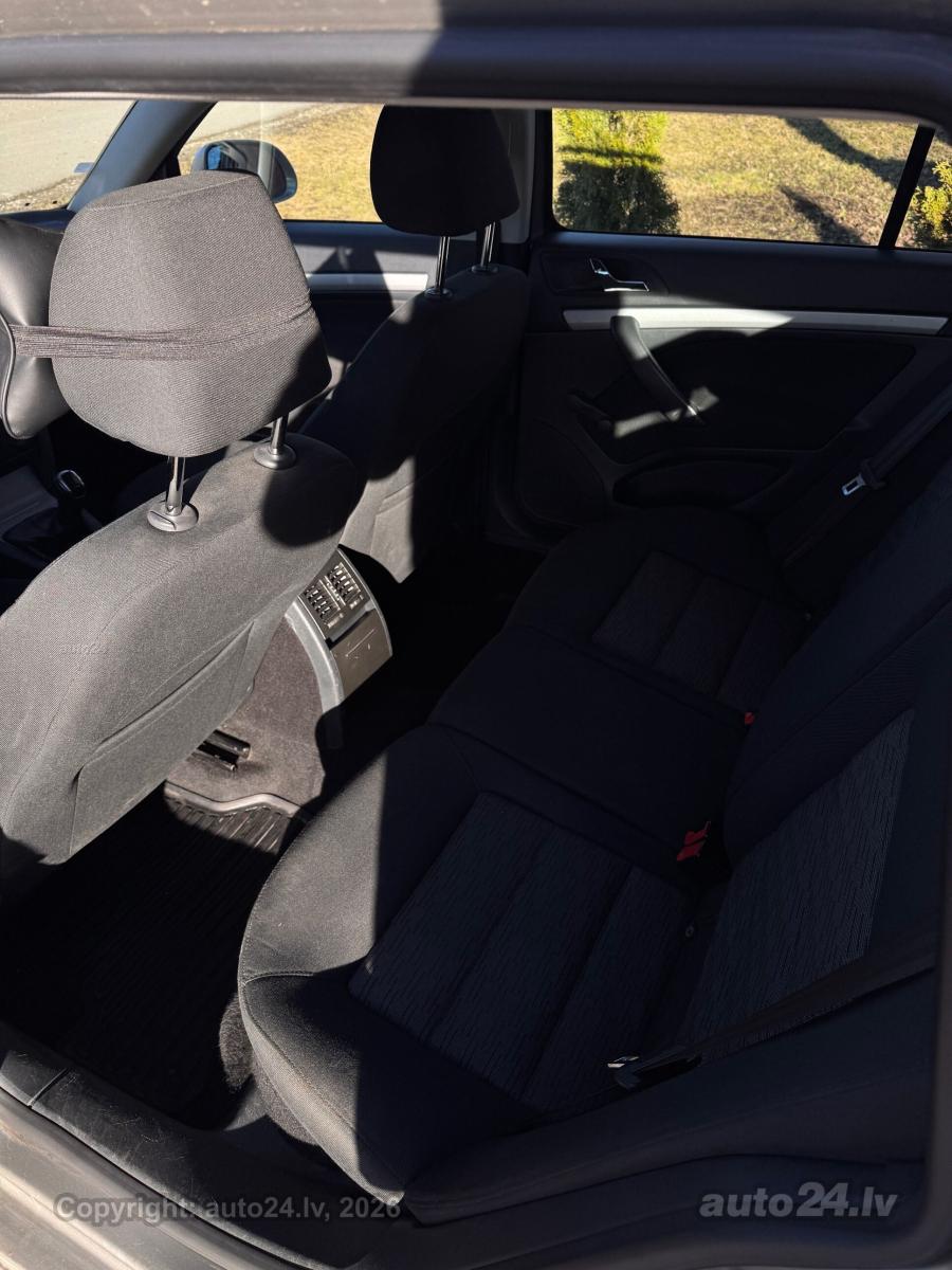 Smilšu krāsa Skoda Octavia 2012 Tallina, ar dzinēja tilpumu 1.60 L un nobraukumu 283 tūkst. km par 3000 €, foto 9 vietnē AUTOMOTO.COM.LV