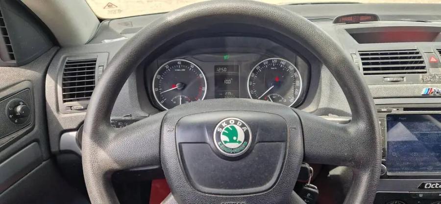 Melns Skoda Octavia 2012 Daugavpils, ar dzinēja tilpumu 1.20 L un nobraukumu 167 tūkst. km par 2750 €, foto 13 vietnē AUTOMOTO.COM.LV