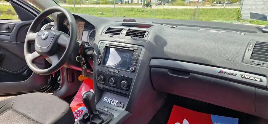 Melns Skoda Octavia 2012 Daugavpils, ar dzinēja tilpumu 1.20 L un nobraukumu 167 tūkst. km par 2750 €, foto 23 vietnē AUTOMOTO.COM.LV