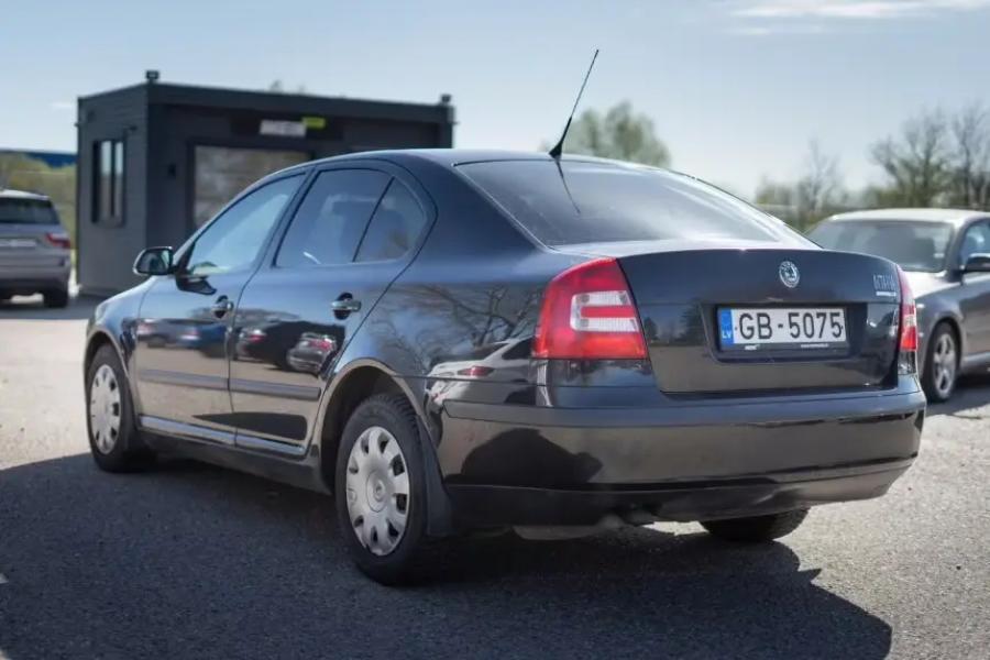 Melns Skoda Octavia 2006 Liepāja, ar dzinēja tilpumu 1.90 L un nobraukumu 244 tūkst. km par 1650 €, foto 3 vietnē AUTOMOTO.COM.LV