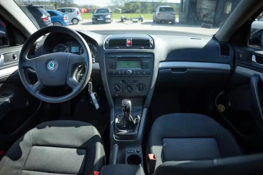 Melns Skoda Octavia 2006 Liepāja, ar dzinēja tilpumu 1.90 L un nobraukumu 244 tūkst. km par 1650 €, foto 8 vietnē AUTOMOTO.COM.LV