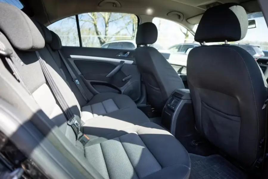 Melns Skoda Octavia 2006 Liepāja, ar dzinēja tilpumu 1.90 L un nobraukumu 244 tūkst. km par 1650 €, foto 12 vietnē AUTOMOTO.COM.LV