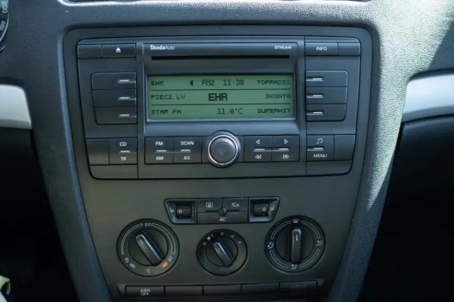Melns Skoda Octavia 2006 Liepāja, ar dzinēja tilpumu 1.90 L un nobraukumu 244 tūkst. km par 1650 €, foto 14 vietnē AUTOMOTO.COM.LV