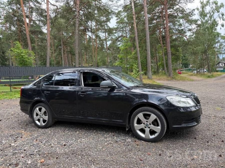 Black Skoda Octavia 2010 in Riga, with an engine capacity of 1.40 L and mileage of 214 thousand km for 3000 €, photo 3 on AUTOMOTO.COM.LV