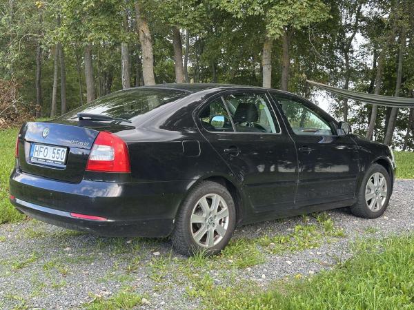 Black Skoda Octavia 2010 in Utena, with an engine capacity of 1.60 L and mileage of 316 thousand km for 3650 €, photo 6 on AUTOMOTO.COM.LV