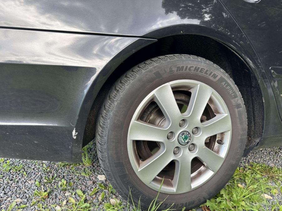 Black Skoda Octavia 2010 in Utena, with an engine capacity of 1.60 L and mileage of 316 thousand km for 3650 €, photo 9 on AUTOMOTO.COM.LV