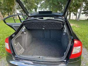 Black Skoda Octavia 2010 in Utena, with an engine capacity of 1.60 L and mileage of 316 thousand km for 3650 €, photo 10 on AUTOMOTO.COM.LV