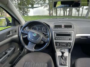 Black Skoda Octavia 2010 in Utena, with an engine capacity of 1.60 L and mileage of 316 thousand km for 3650 €, photo 11 on AUTOMOTO.COM.LV