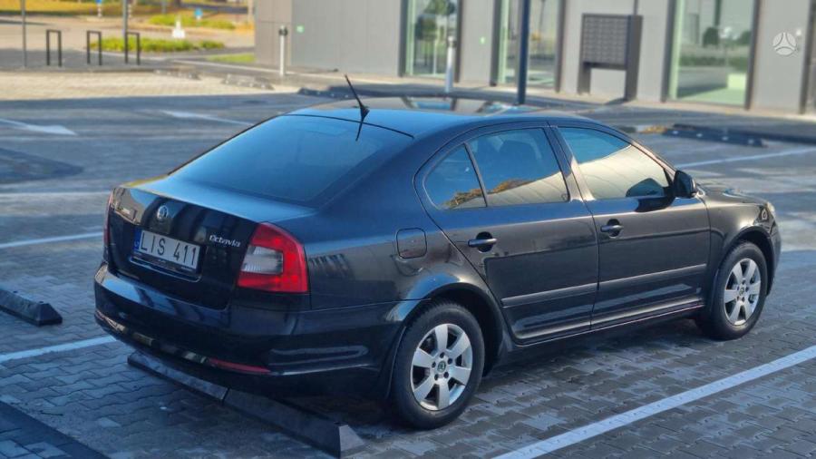 Black Skoda Octavia 2012 in Vilnius, with an engine capacity of 1.60 L and mileage of 311 thousand km for 3300 €, photo 5 on AUTOMOTO.COM.LV