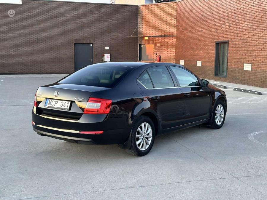 Black Skoda Octavia 2016 in Vilnius, with an engine capacity of 1.60 L and mileage of 390 thousand km for 5500 €, photo 6 on AUTOMOTO.COM.LV