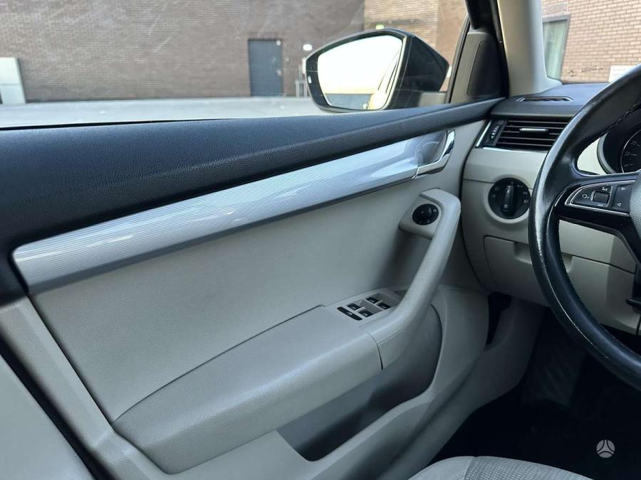 Black Skoda Octavia 2016 in Vilnius, with an engine capacity of 1.60 L and mileage of 390 thousand km for 5500 €, photo 15 on AUTOMOTO.COM.LV
