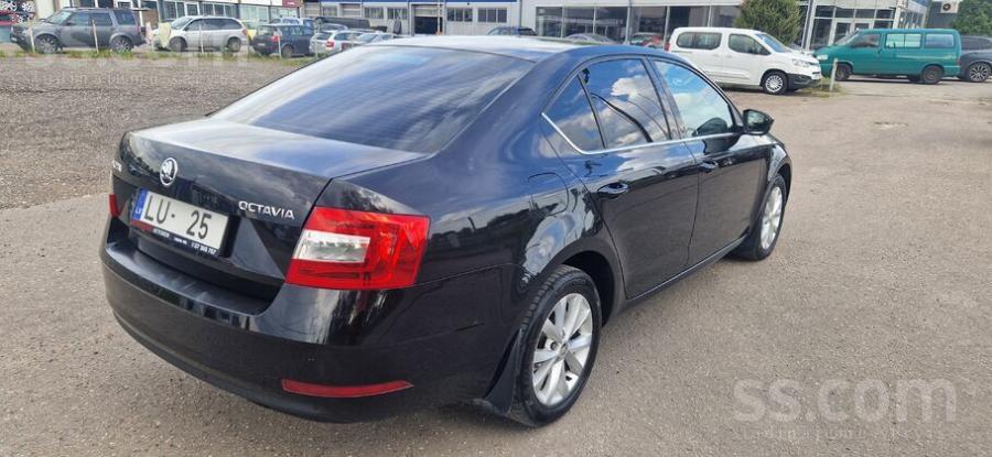 Black Skoda Octavia 2018 in Riga, with an engine capacity of 1.00 L and mileage of 108 thousand km for 9900 €, photo 4 on AUTOMOTO.COM.LV