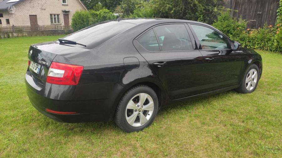 Black Skoda Octavia 2019 in Taurage, with an engine capacity of 1.60 L and mileage of 311 thousand km for 7990 €, photo 3 on AUTOMOTO.COM.LV
