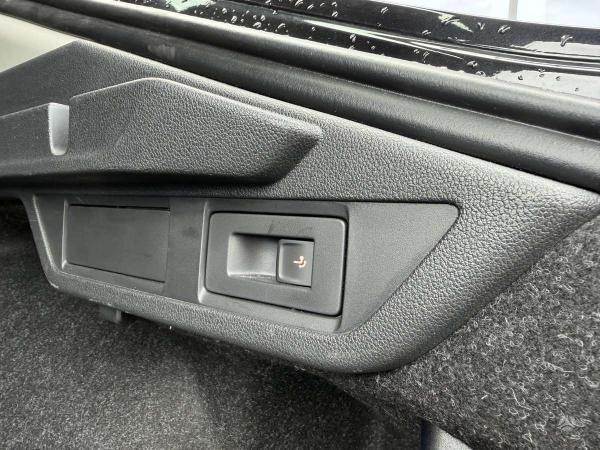 Black Skoda Octavia 2023 in Kaunas, with an engine capacity of 1.00 L and mileage of 214 thousand km for 12000 €, photo 10 on AUTOMOTO.COM.LV