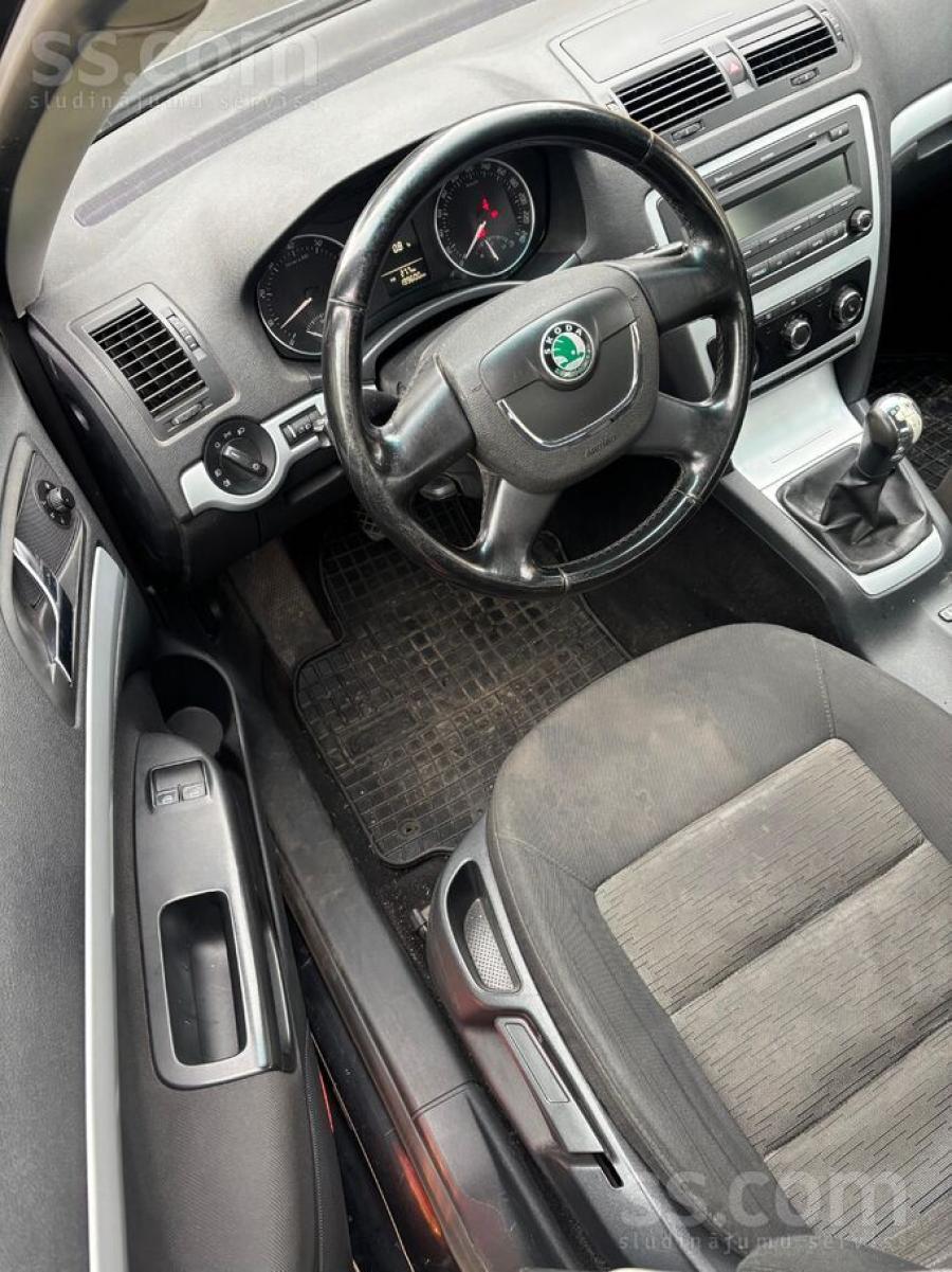 Black Skoda Octavia 2010 in Riga, with an engine capacity of 1.20 L and mileage of 199 thousand km for 1800 €, photo 6 on AUTOMOTO.COM.LV