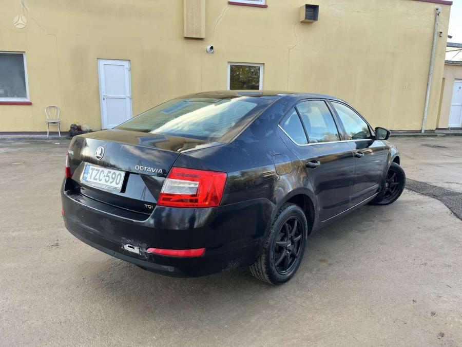 Black Skoda Octavia 2013 in Kelme, with an engine capacity of 1.60 L and mileage of 430 thousand km for 2750 €, photo 2 on AUTOMOTO.COM.LV