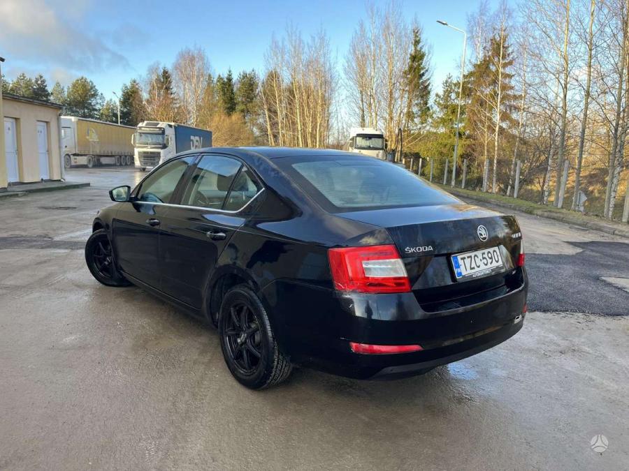 Black Skoda Octavia 2013 in Kelme, with an engine capacity of 1.60 L and mileage of 430 thousand km for 2750 €, photo 3 on AUTOMOTO.COM.LV