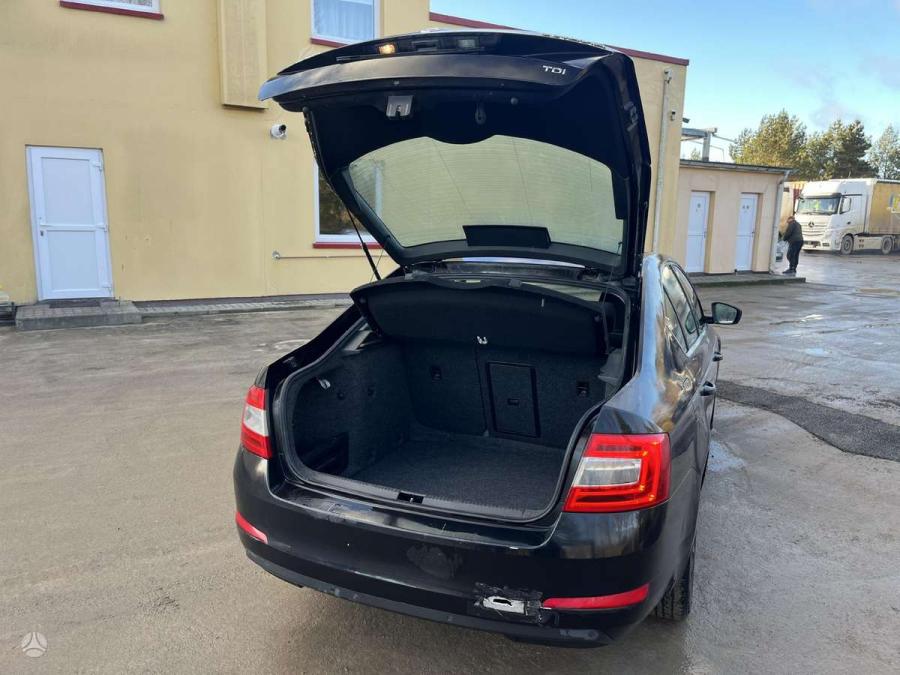 Black Skoda Octavia 2013 in Kelme, with an engine capacity of 1.60 L and mileage of 430 thousand km for 2750 €, photo 9 on AUTOMOTO.COM.LV