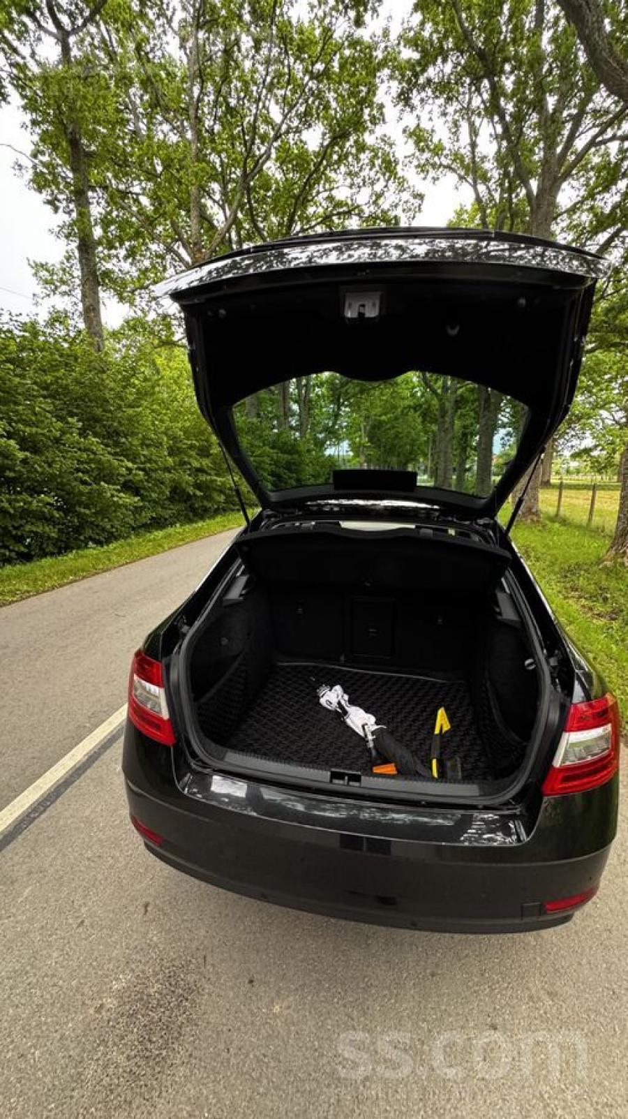 Black Skoda Octavia 2019 in Valmiera, with an engine capacity of 1.60 L and mileage of 147 thousand km for 10500 €, photo 5 on AUTOMOTO.COM.LV