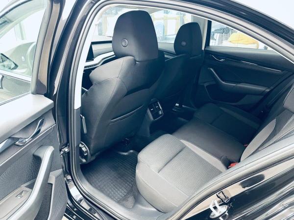Black Skoda Octavia 2022 in Johvi, with an engine capacity of 1.00 L and mileage of 110 thousand km for 15900 €, photo 8 on AUTOMOTO.COM.LV