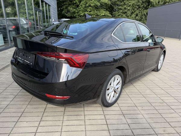 Black Skoda Octavia 2023 in Kaunas, with an engine capacity of 1.50 L and mileage of 175 thousand km for 16900 €, photo 3 on AUTOMOTO.COM.LV