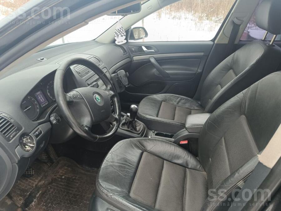 Black Skoda Octavia 2005 in Daugavpils, with an engine capacity of 2.00 L and mileage of 218 thousand km for 2700 €, photo 5 on AUTOMOTO.COM.LV