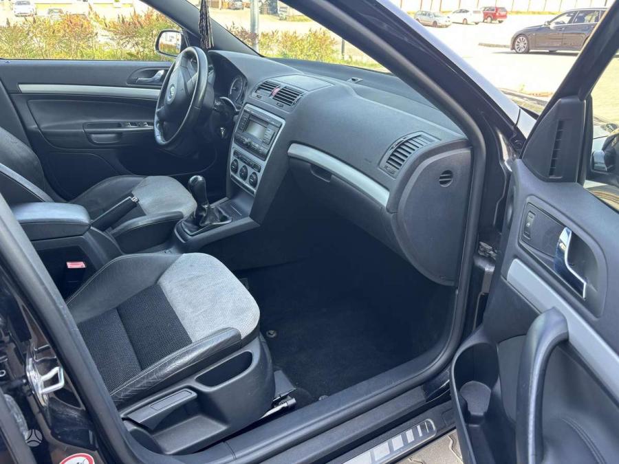 Black Skoda Octavia 2005 in Vilnius, with an engine capacity of 1.98 L and mileage of 246 thousand km for 3300 €, photo 7 on AUTOMOTO.COM.LV