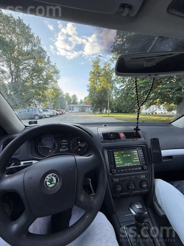 Black Skoda Octavia 2006 in Jelgava, with an engine capacity of 2.00 L and mileage of 465 thousand km for 1100 €, photo 5 on AUTOMOTO.COM.LV