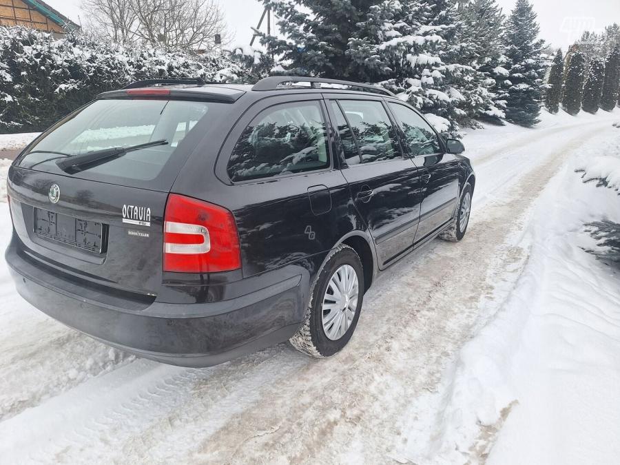 Black Skoda Octavia 2008 in Utena, with an engine capacity of 1.60 L and mileage of 227 thousand km for 2600 €, photo 3 on AUTOMOTO.COM.LV