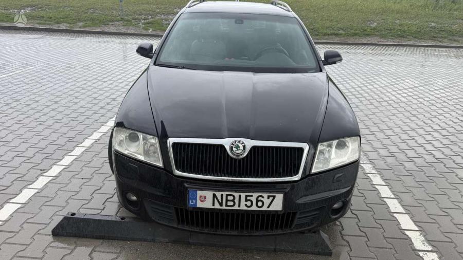 Black Skoda Octavia 2008 in Klaipeda, with an engine capacity of 1.97 L and mileage of 440 thousand km for 1000 €, photo 1 on AUTOMOTO.COM.LV