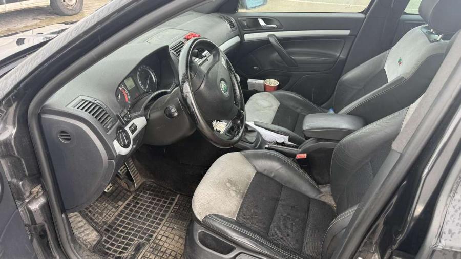 Black Skoda Octavia 2008 in Klaipeda, with an engine capacity of 1.97 L and mileage of 440 thousand km for 1000 €, photo 8 on AUTOMOTO.COM.LV