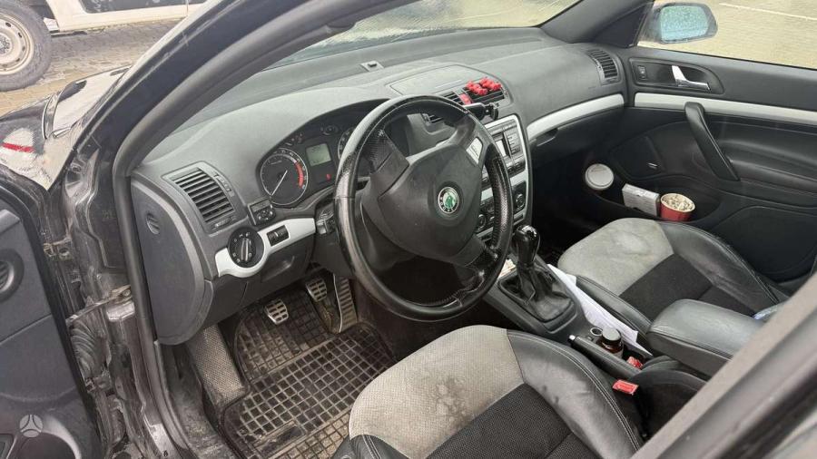 Black Skoda Octavia 2008 in Klaipeda, with an engine capacity of 1.97 L and mileage of 440 thousand km for 1000 €, photo 9 on AUTOMOTO.COM.LV