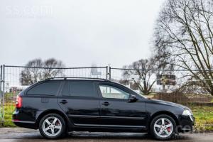 Black Skoda Octavia 2009 in Riga, with an engine capacity of 2.00 L and mileage of 284 thousand km for 3290 €, photo 5 on AUTOMOTO.COM.LV