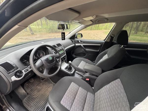 Melns Skoda Octavia 2009 Kauņa, ar dzinēja tilpumu 2.00 L un nobraukumu 230 tūkst. km par 3650 €, foto 6 vietnē AUTOMOTO.COM.LV