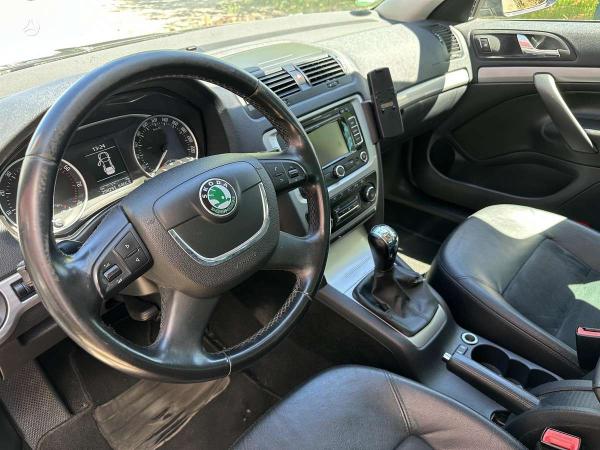 Black Skoda Octavia 2009 in Kelme, with an engine capacity of 1.80 L and mileage of 208 thousand km for 2300 €, photo 9 on AUTOMOTO.COM.LV