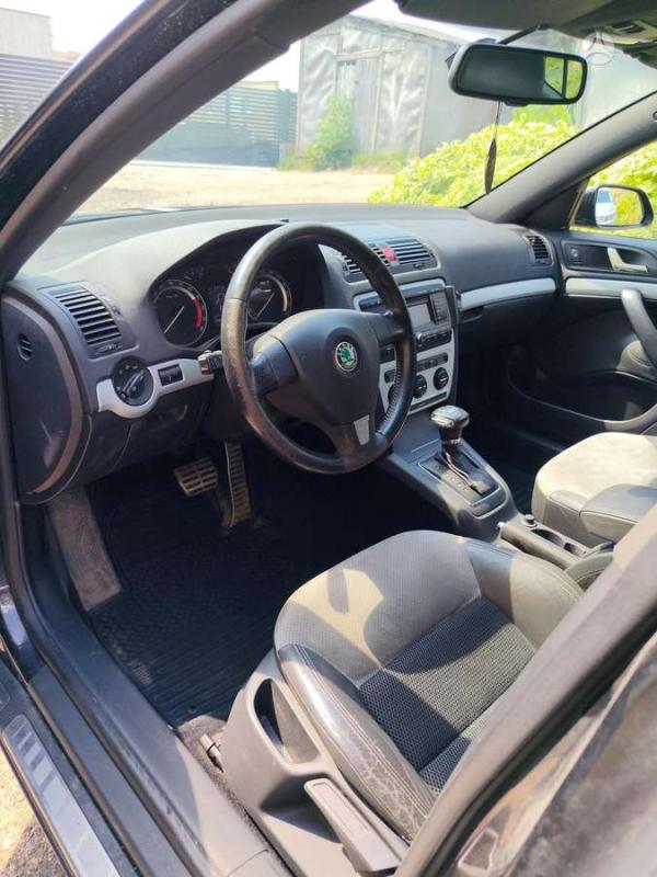 Black Skoda Octavia 2009 in Moletai, with an engine capacity of 1.97 L and mileage of 395 thousand km for 2300 €, photo 5 on AUTOMOTO.COM.LV
