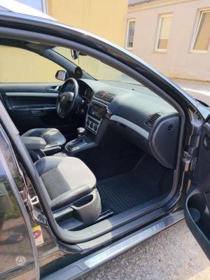 Black Skoda Octavia 2009 in Moletai, with an engine capacity of 1.97 L and mileage of 395 thousand km for 2300 €, photo 8 on AUTOMOTO.COM.LV