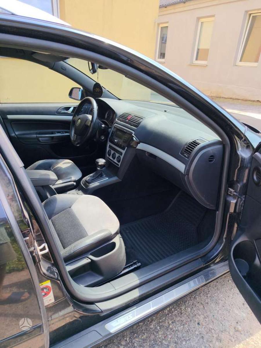 Black Skoda Octavia 2009 in Moletai, with an engine capacity of 1.97 L and mileage of 395 thousand km for 2300 €, photo 8 on AUTOMOTO.COM.LV