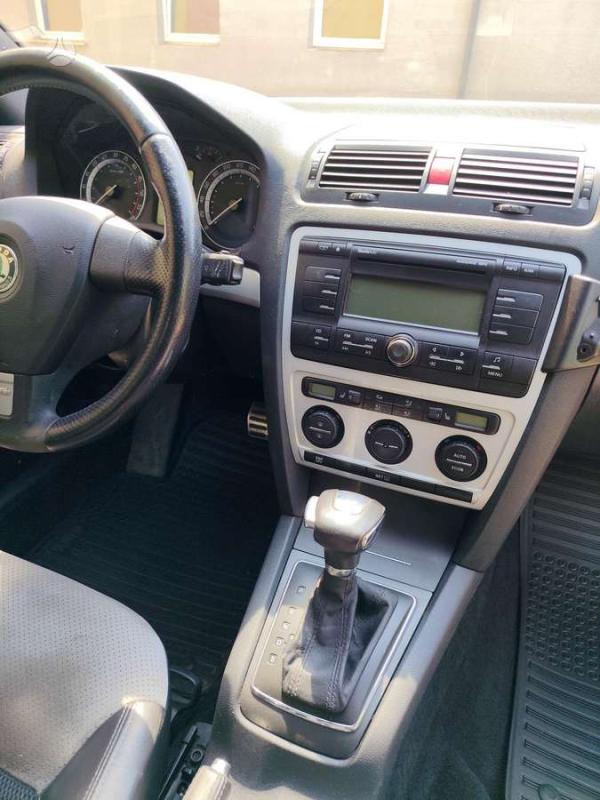 Black Skoda Octavia 2009 in Moletai, with an engine capacity of 1.97 L and mileage of 395 thousand km for 2300 €, photo 8 on AUTOMOTO.COM.LV