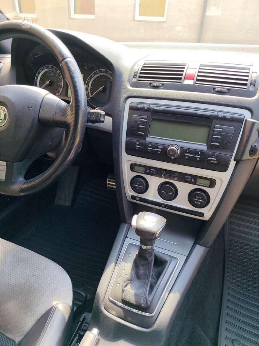 Black Skoda Octavia 2009 in Moletai, with an engine capacity of 1.97 L and mileage of 395 thousand km for 2300 €, photo 9 on AUTOMOTO.COM.LV