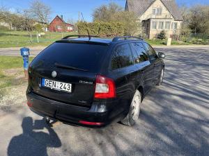 Black Skoda Octavia 2009 in Vilnius, with an engine capacity of 1.60 L and mileage of 268 thousand km for 1899 €, photo 4 on AUTOMOTO.COM.LV